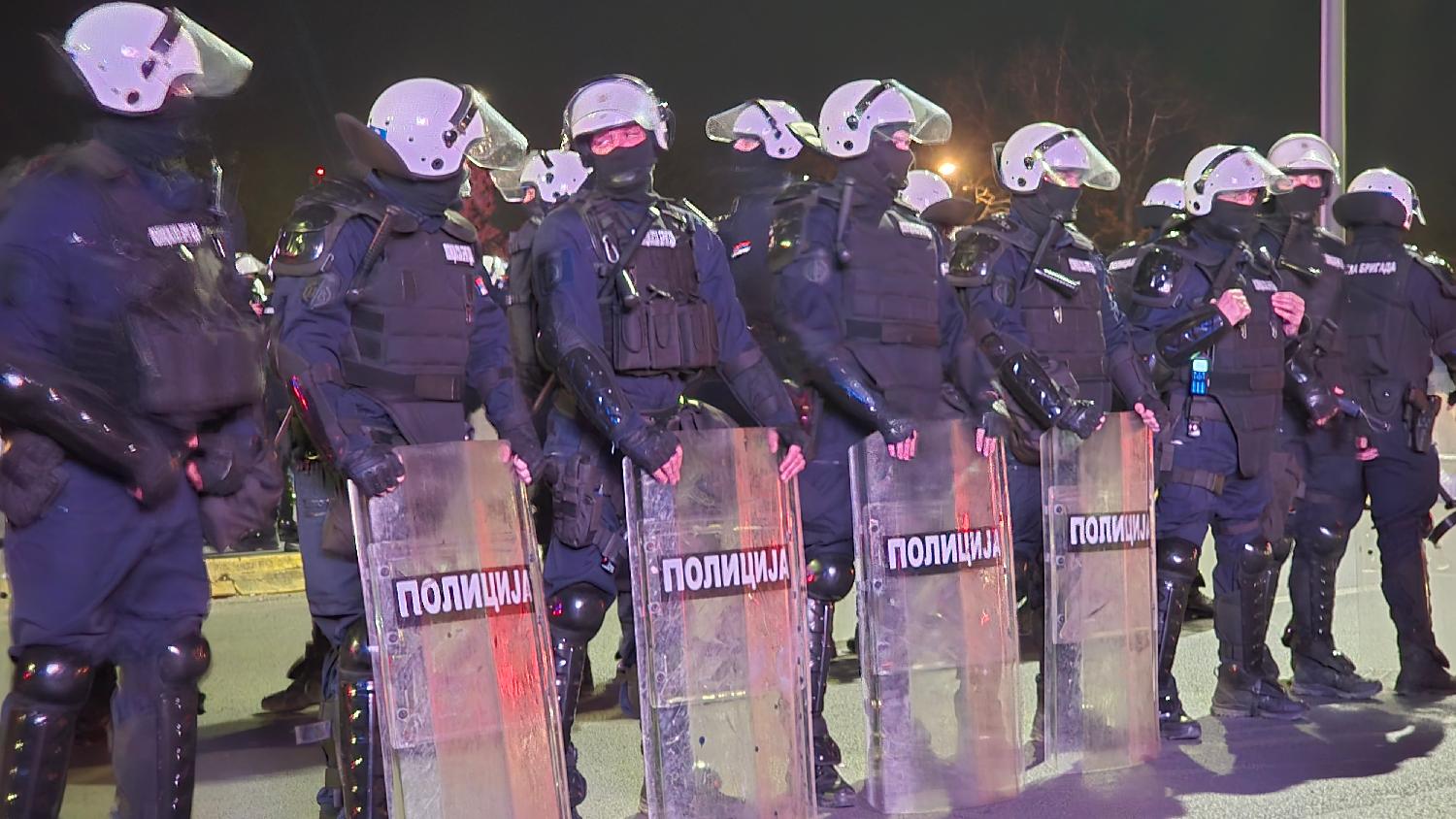 „Istupajte s ponosom i dostojanstvom, ispred vas su deca, dosta je bilo ...