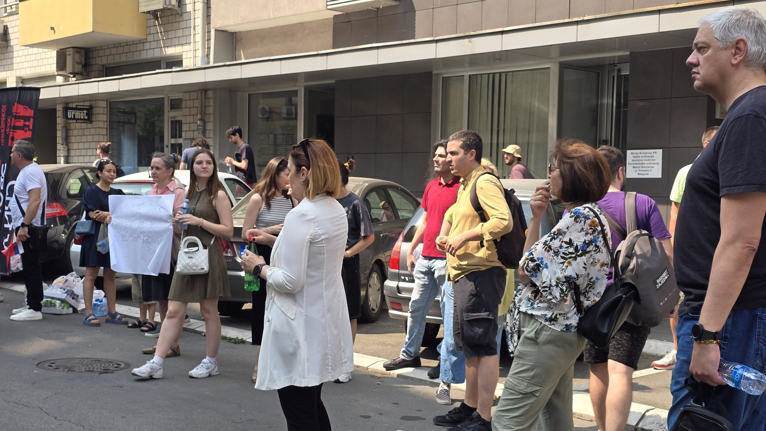 „Puštaj“ i „pumpaj“: Studenti ispred policijske stanice 29. novembar ...